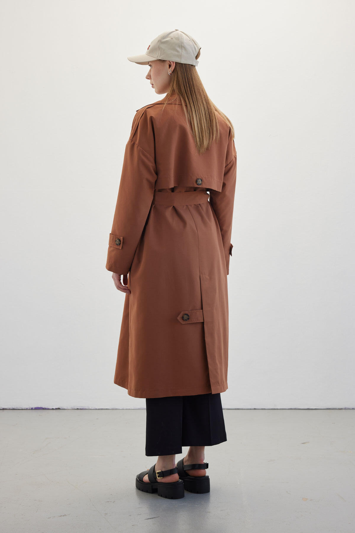 BUTTONED DOUBLE-BREASTED TRENCH COAT NUTSHELL | Manuka