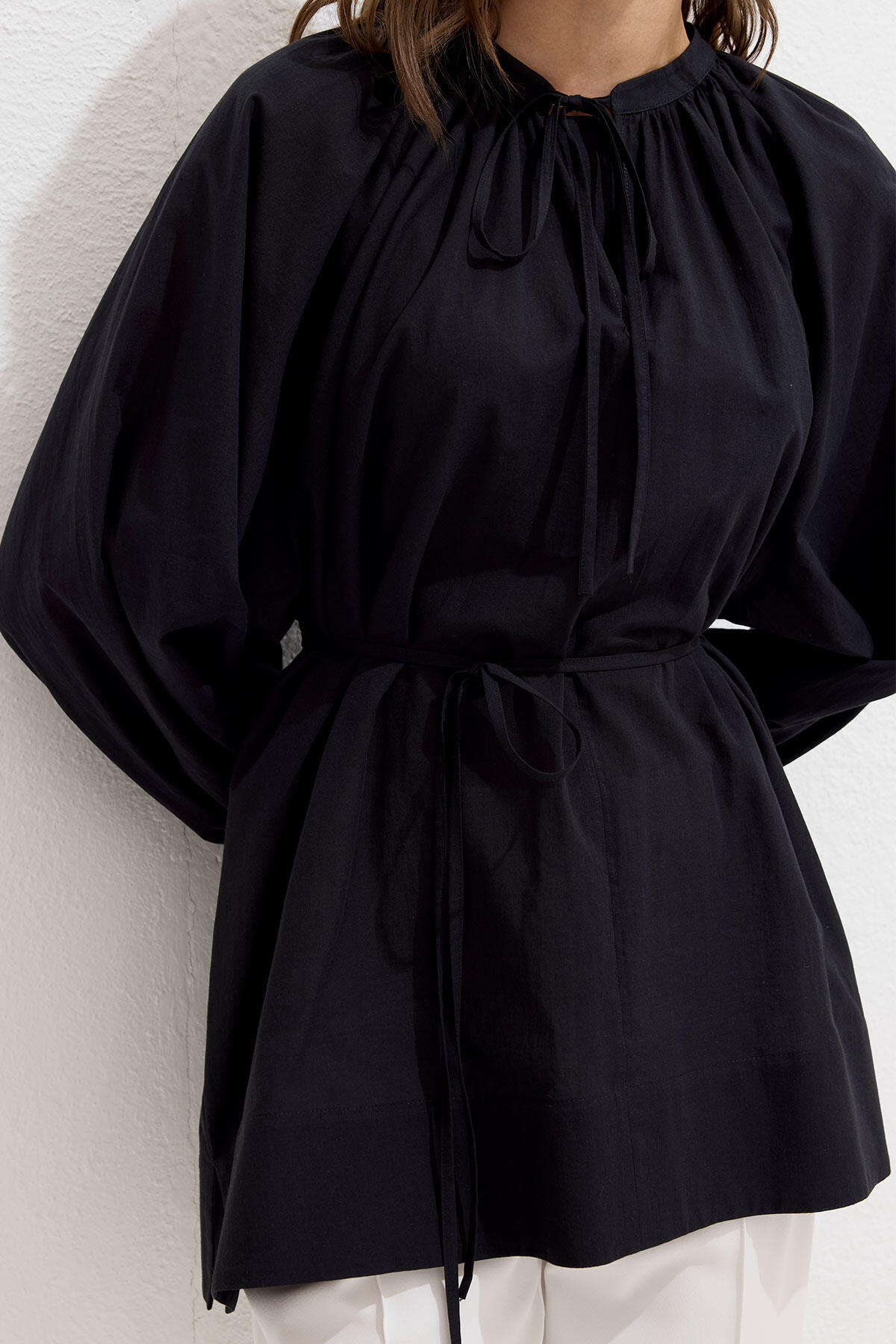 TIE DETAIL VOLUME TUNIC BLACK | Manuka