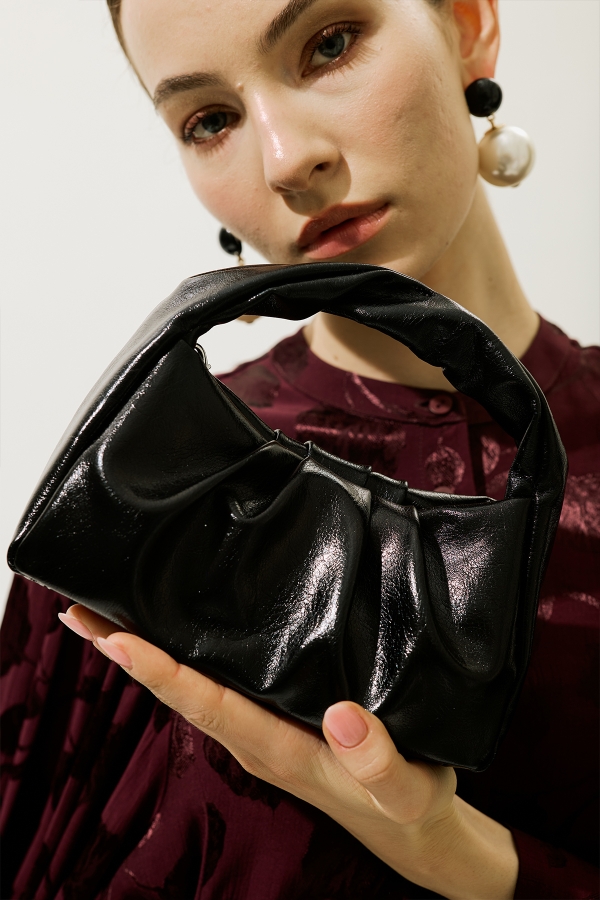 METAL LOOK HANDBAG BLACK|Manuka