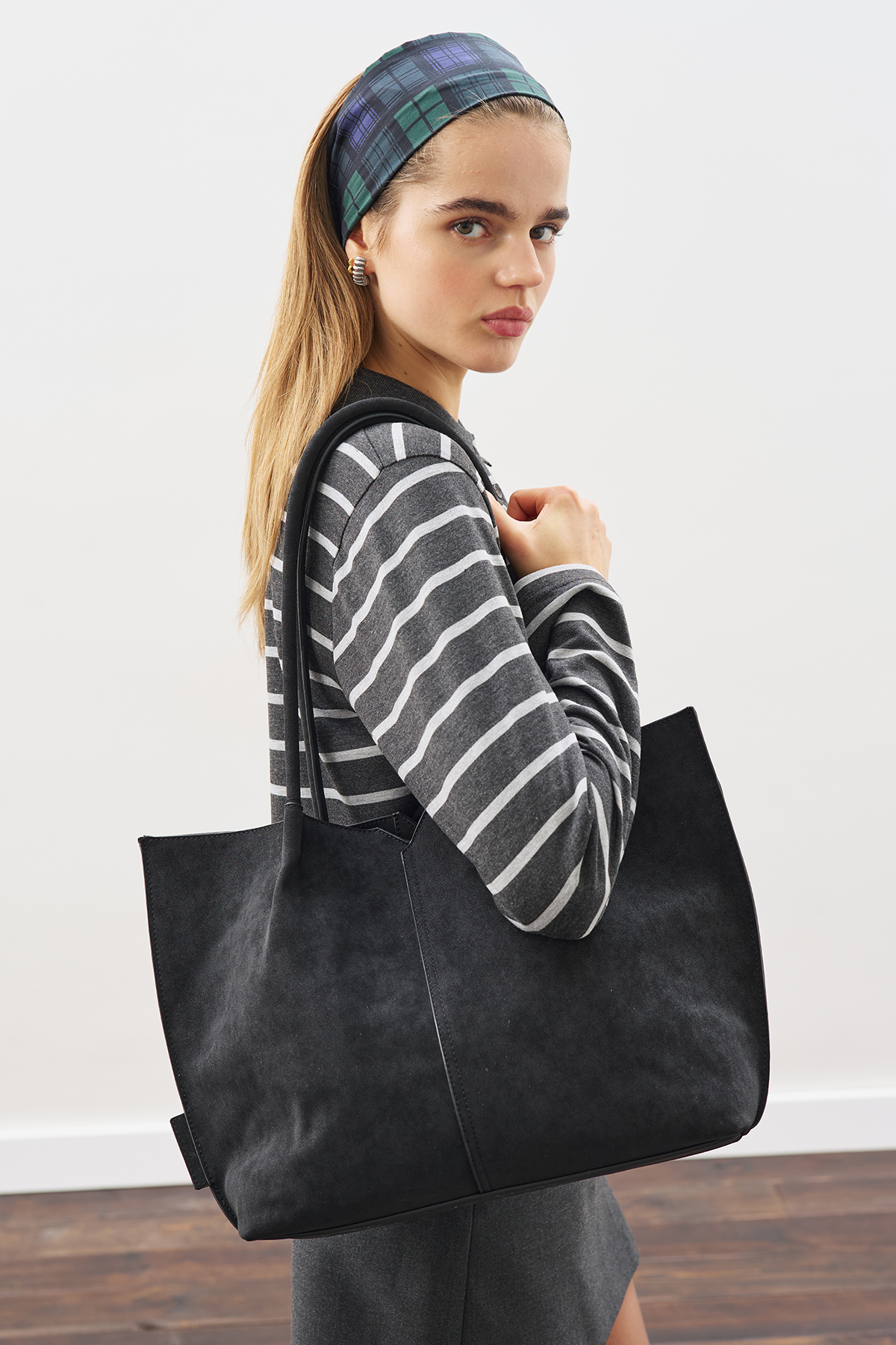 SUEDE MOMO BAG BLACK| Manuka